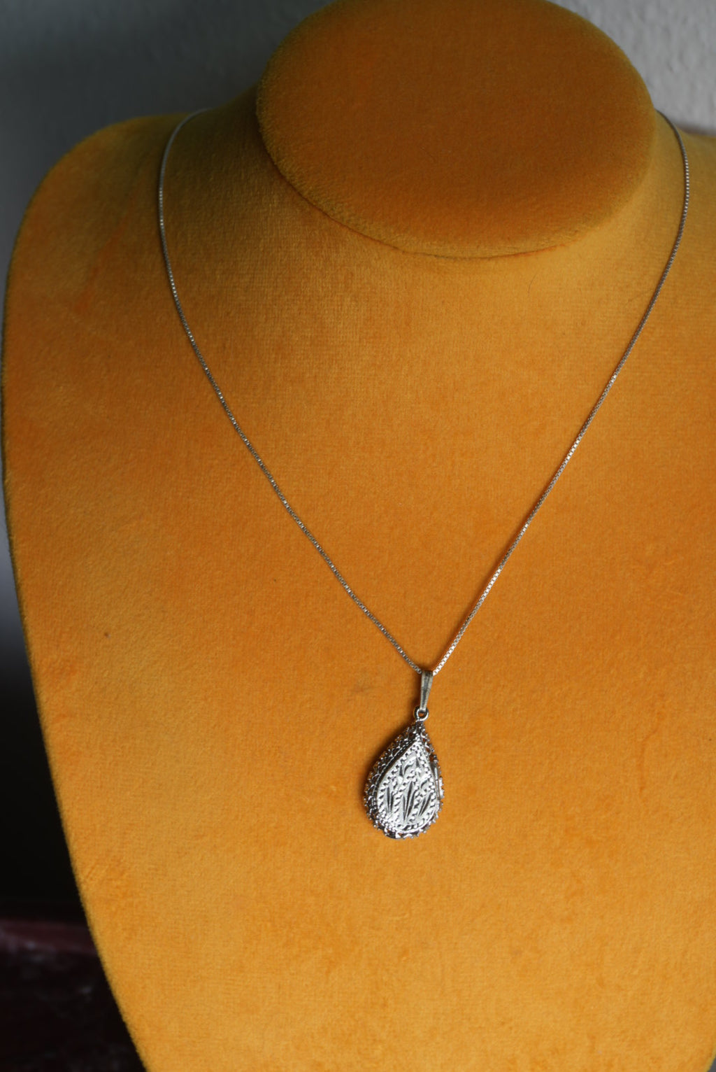 PEAR SHAPED LOCKET – ONEGO7DEN