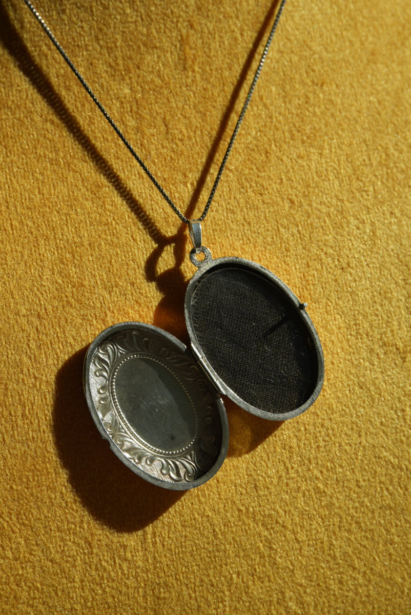 VINTAGE J LOCKET – ONEGO7DEN