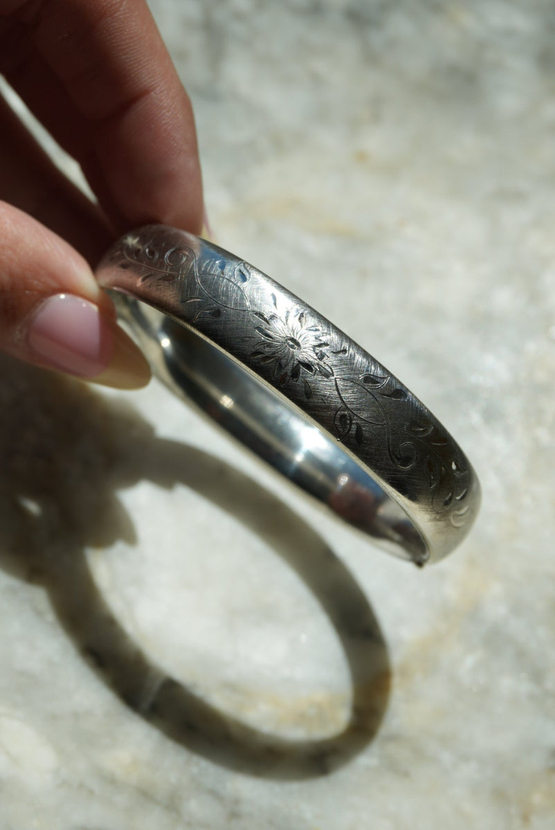 MATTE ROMANCE BANGLE – ONEGO7DEN